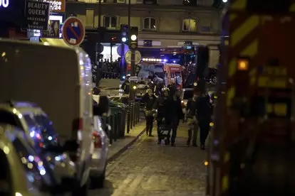 Les photos de la fusillade de Paris sont dévastatrices et la ville cherche des réponses 101223_10