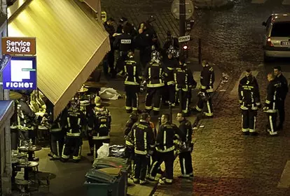 Les photos de la fusillade de Paris sont dévastatrices et la ville cherche des réponses 101223_13