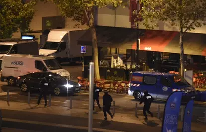 Les photos de la fusillade de Paris sont dévastatrices et la ville cherche des réponses 101223_23