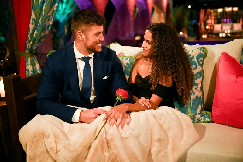 Clayton yn anfon Teddi adref ar 'The Bachelor'