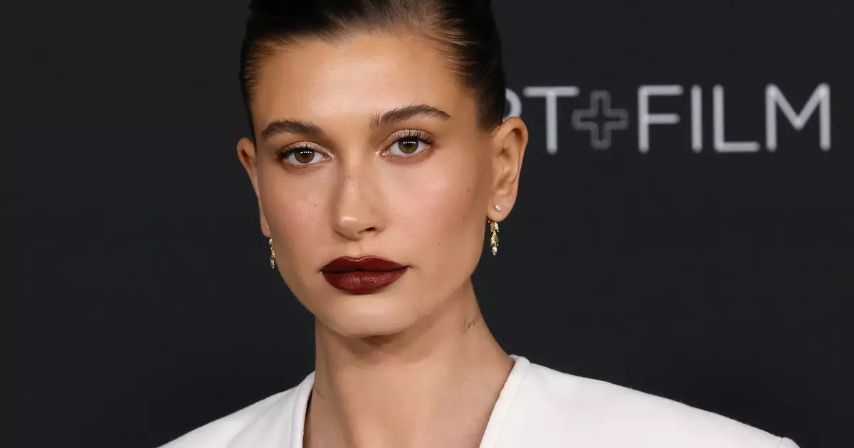 Hailey Bieber dia "manao soa" rehefa avy nijaly rà tao amin'ny atidohany