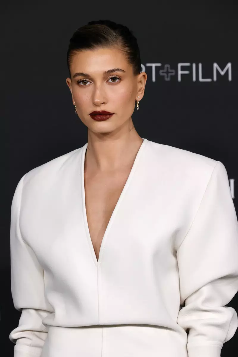 LOS ANCELES, KALİFORNİYA - 06 NOYABR: Hailey Bieber 2021 LACMA-nın Art+Film 10-cu İllik Qalasında iştirak edir ...