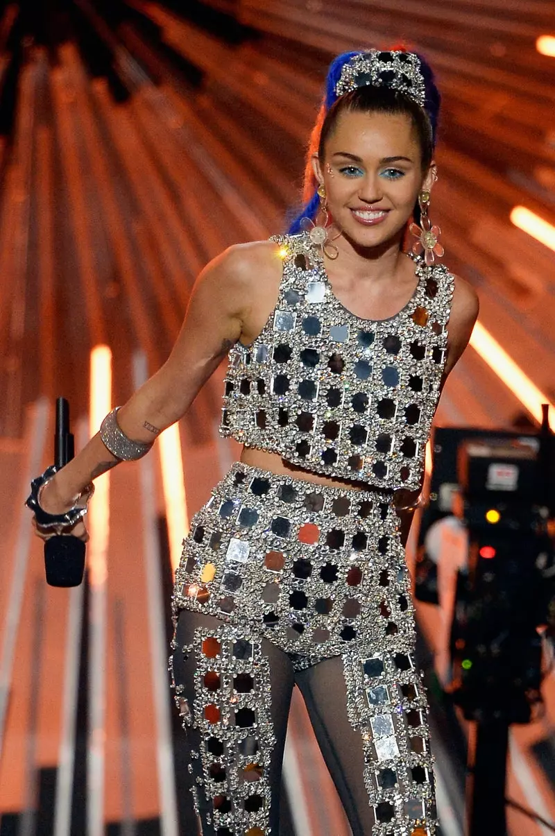 Tá Miley Cyrus Comharsana Le Kim Kardashian & Kanye West & D'fhéadfadh sé seo a bheith beagán craiceáilte 103835_1