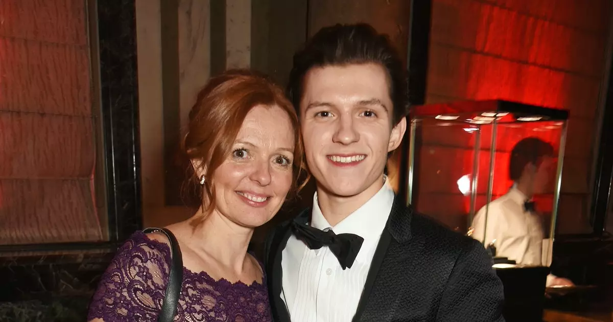 La mamma di Tom Holland una volta ha chiamato i produttori di "Spider-Man" con questa richiesta esilarante