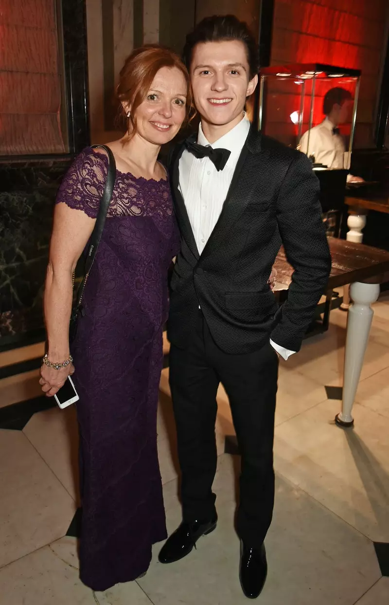 LONDON, ENGLAND - 12. FEBRUAR: Tom Holland (R) a Mamm Nicola Elizabeth Frost besichen The Weinste...