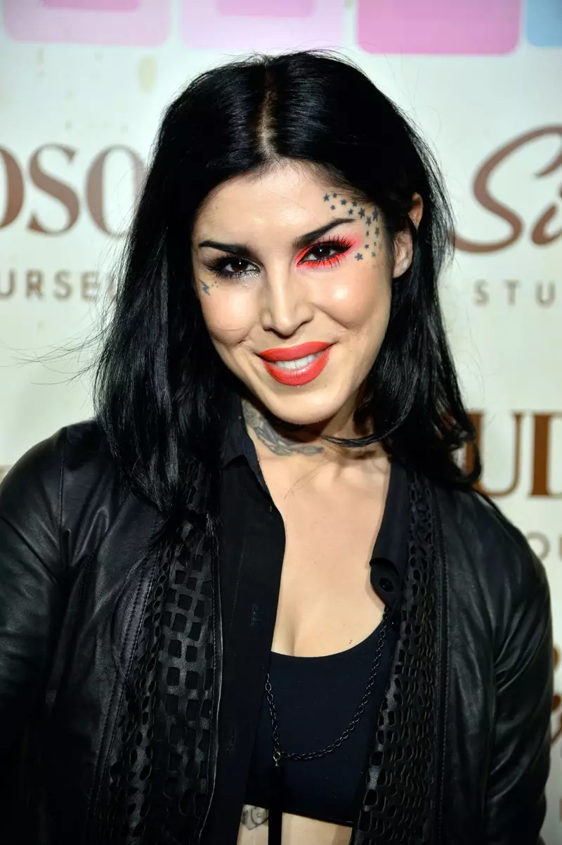 Kat Von D En Son Eğitimde Beklenmedik Bir Şekilde Sahte Kirpikler Kullanıyor — VİDEO 108493_1