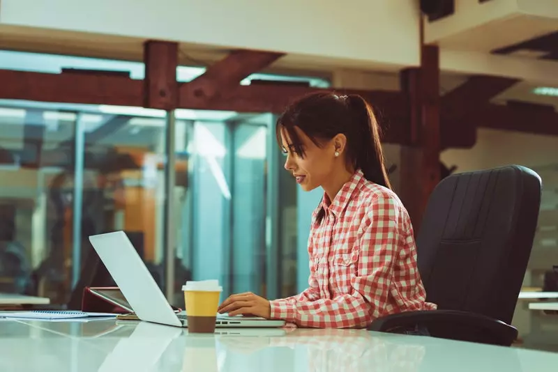 Les femmes réussissent lorsqu'elles utilisent le capital social - mais ce n'est pas le cas, selon une étude 108742_1