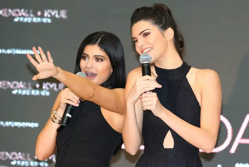 Kendall & Kylie Jenner taquinent une nouvelle ligne de vêtements sur Snapchat, et les clips sont hilarants - VIDÉOS 111602_1