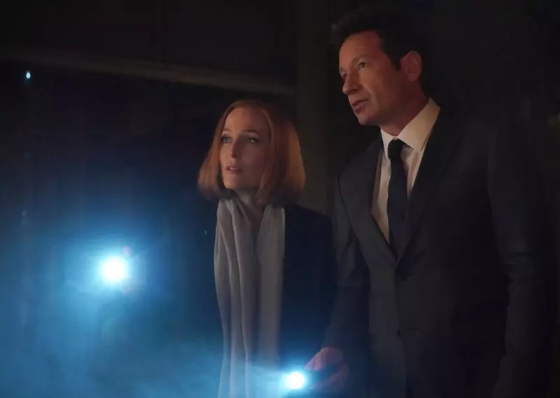 ה-X-FILES: L-R: ג'יליאן אנדרסון ודיוויד דוכובני ב-