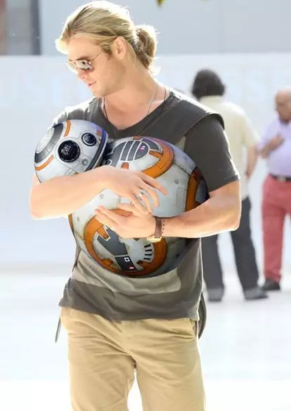 Hot Guys Holding BB-8 Tumblr prezintă droidul pe care l-ați căutat cu siguranță 115179_3