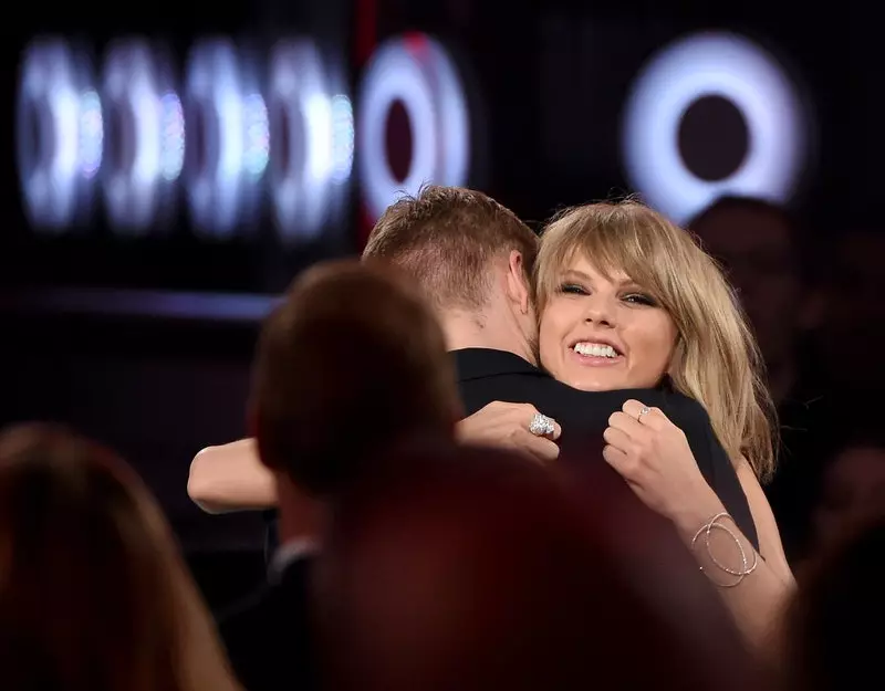 The Cutest Taylor Swift & Calvin Harris Awards Show Moments Show They're A Made In Heaven — PHOTOS 115460_1