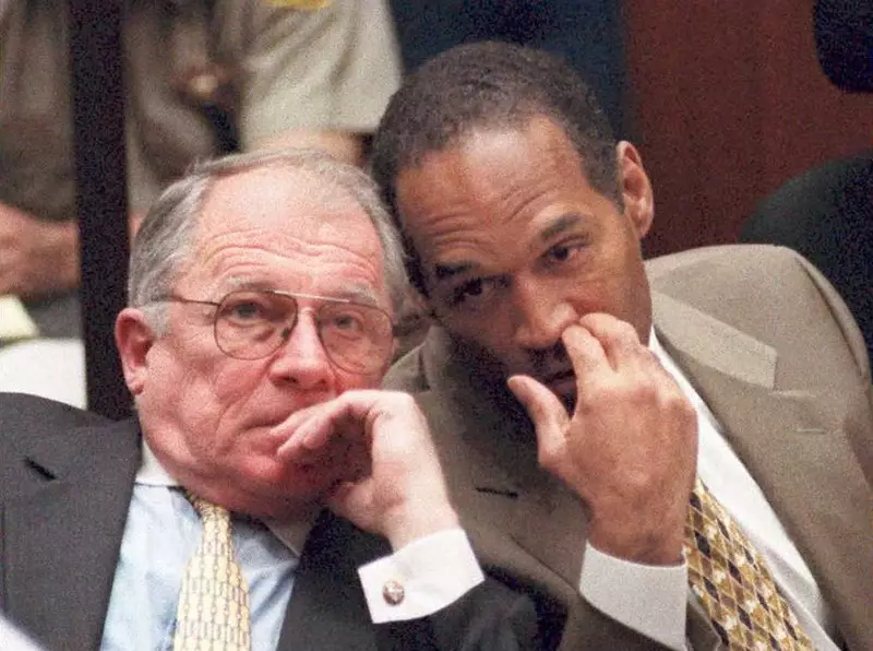 F. Lee Bailey 现在在哪里？ O.J.辛普森的辩护律师面临自己的争议 116132_1