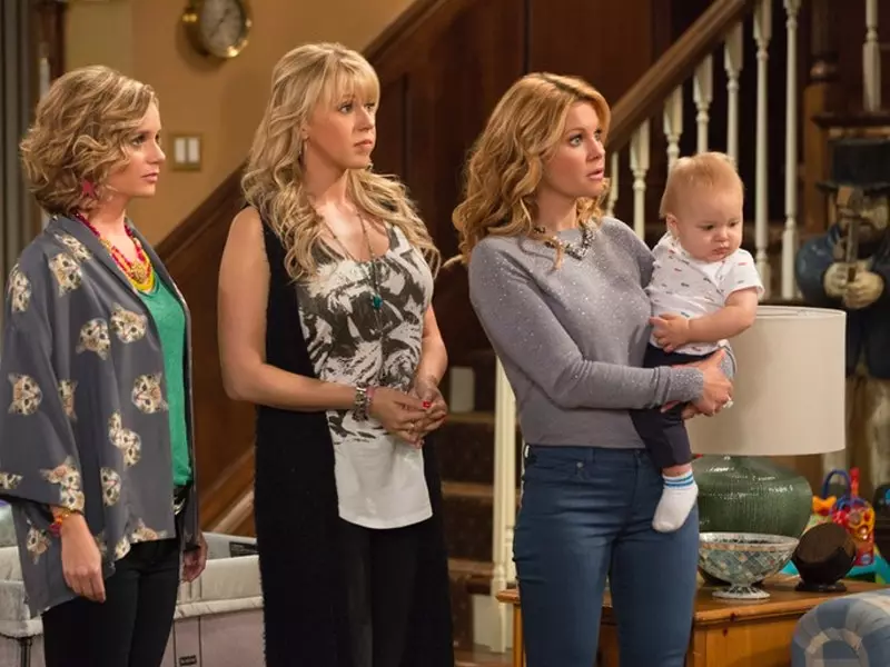 Шоудың актерлері мен түсірілім тобының жаңа «Fuller House» күлдіргілері әлі де ең қызықты мәліметтер болып табылады. 117201_1