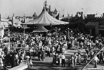 1955 တွင် Disneyland ၏ဓာတ်ပုံ 14 ပုံ Vs. အခုဆို ဘယ်လောက်ပြောင်းသွားပြီလဲ ဆိုတာကို ပြလိုက်ပါ။ 122391_16