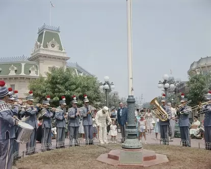 1955 တွင် Disneyland ၏ဓာတ်ပုံ 14 ပုံ Vs. အခုဆို ဘယ်လောက်ပြောင်းသွားပြီလဲ ဆိုတာကို ပြလိုက်ပါ။ 122391_18