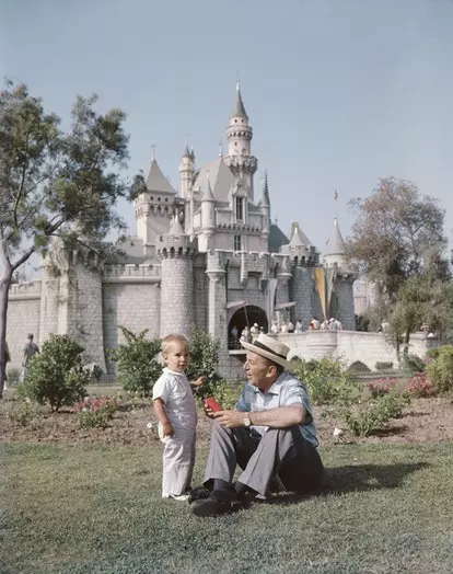 1955 တွင် Disneyland ၏ဓာတ်ပုံ 14 ပုံ Vs. အခုဆို ဘယ်လောက်ပြောင်းသွားပြီလဲ ဆိုတာကို ပြလိုက်ပါ။ 122391_4