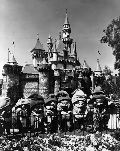 1955 တွင် Disneyland ၏ဓာတ်ပုံ 14 ပုံ Vs. အခုဆို ဘယ်လောက်ပြောင်းသွားပြီလဲ ဆိုတာကို ပြလိုက်ပါ။ 122391_6