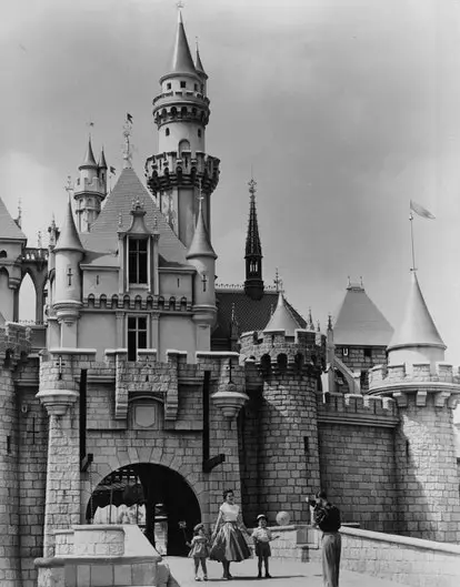 1955 တွင် Disneyland ၏ဓာတ်ပုံ 14 ပုံ Vs. အခုဆို ဘယ်လောက်ပြောင်းသွားပြီလဲ ဆိုတာကို ပြလိုက်ပါ။ 122391_8