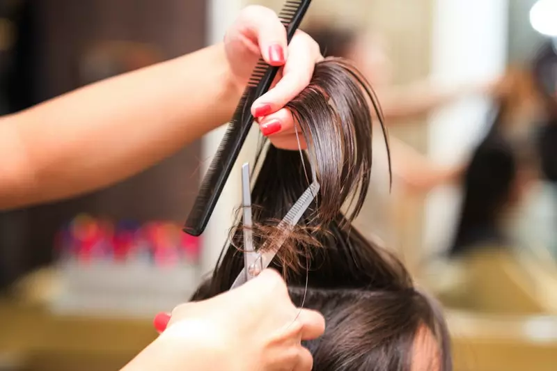 7 Bagay na Hindi Gagawin ng Mga Hairstylist sa Buhok ng Isang Tao 127292_1