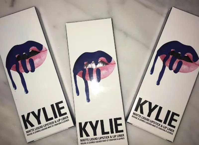 Lits'oants'o tsena tsa Tokoloho ea Kylie Lip Kit li Tla Bontša Hore na Moriti oa Navy o Apareloa Joang - PHOTOS 139587_1