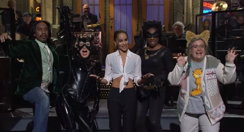 Zoe Kravitz moderovala Saturday Night Live a několik členů obsazení oblečených jako kočičí ženy se přidalo k jejímu mono...