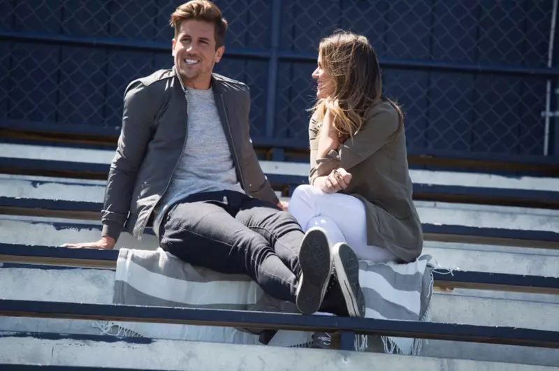 O Jordan Rodgers nofofua ina ua uma le 'The Bachelorette'? O Ana Fa'asalalauga Fa'aagafesootai e mafai ona ofoina atu ni fa'ailoga 157213_1