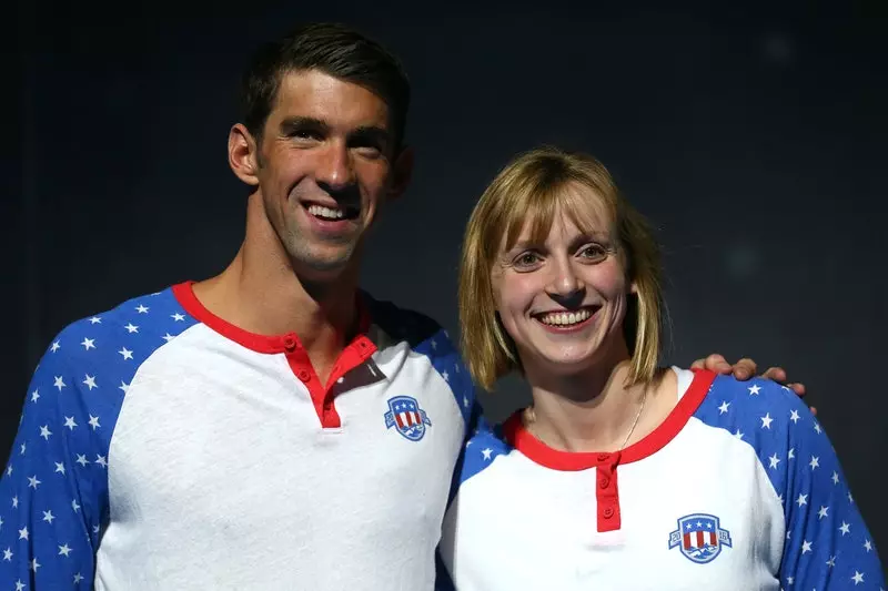 Michael Phelps bringt Katie Ledecky in einem entzückenden Video bei, wie man mehrere Medaillen gleichzeitig trägt – VIDEO 162765_1