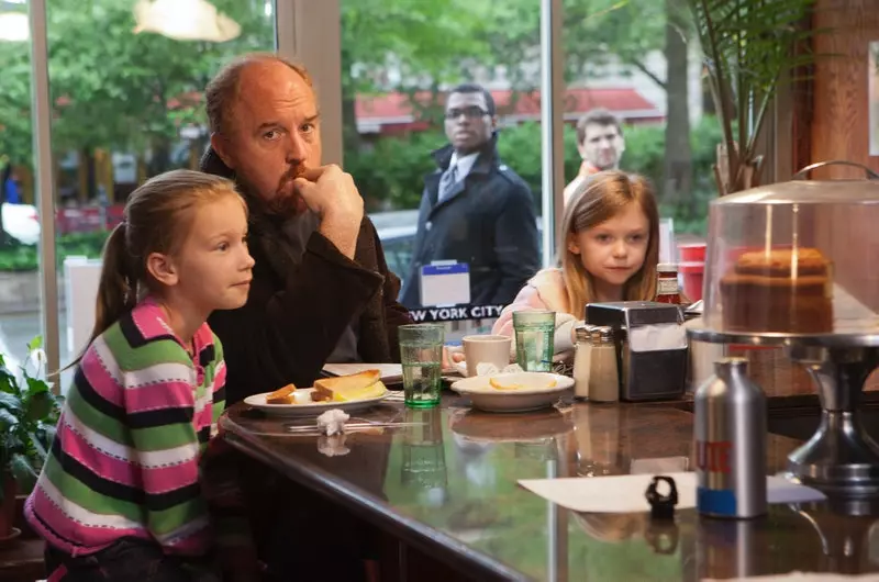 Adakah Mereka Anak Perempuan Sebenar Louis CK Pada 'Louie'? Siapapun Mereka, Mereka Berbakat Jahat 16945_1