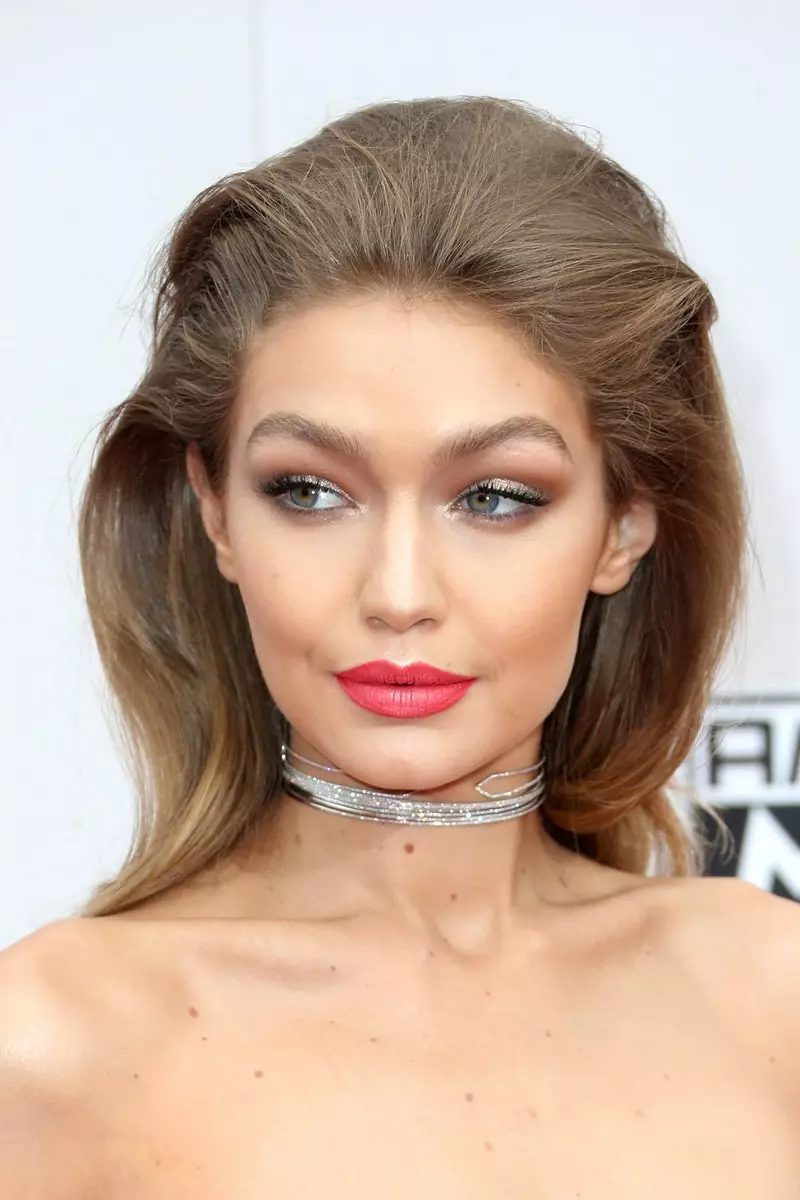 Dhammaan Dharka Gigi Hadid ee AMA-yada 2016 gabi ahaanba waa ammaan - SAWIRRO 173196_1