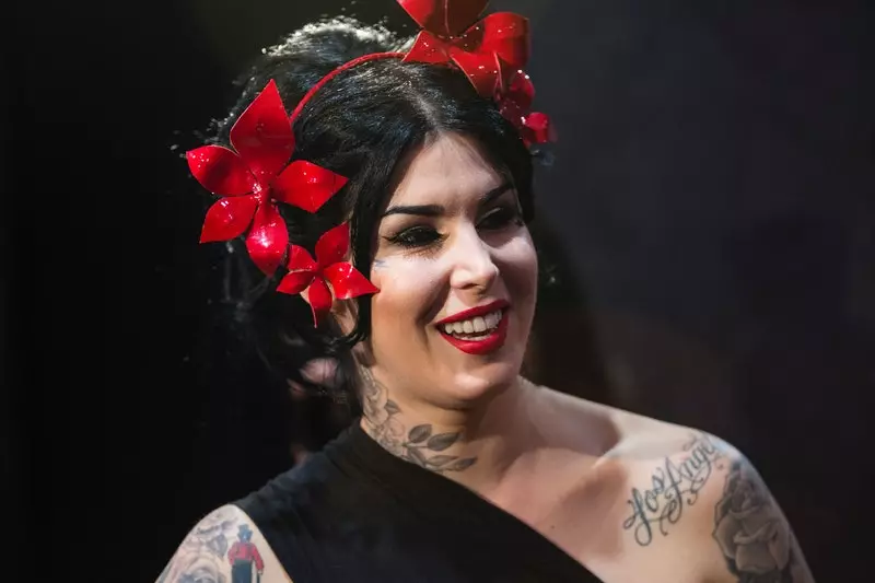 Ці можаце вы купіць памады Kat Von D? Гэтыя чорныя атласныя бомберы такія мілыя — ФОТА 175792_1