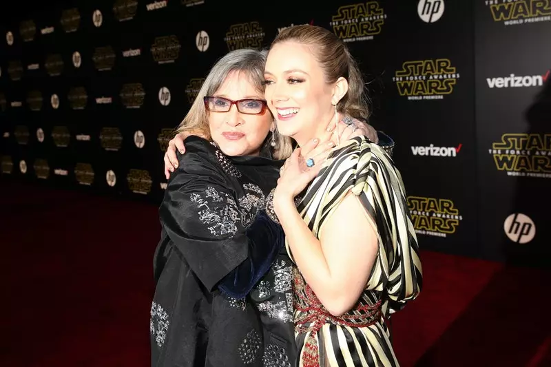 Billie Lourd ndi ndani? Mwana wamkazi wa Carrie Fisher Amatsatira Mapazi A Amayi Ake Mosangalala 178945_1