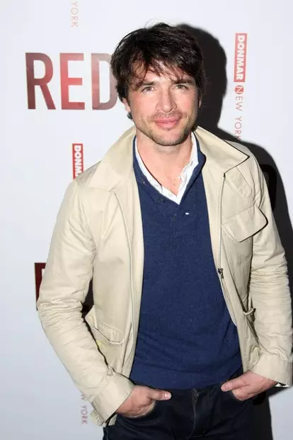 Matthew Settle an 2010.