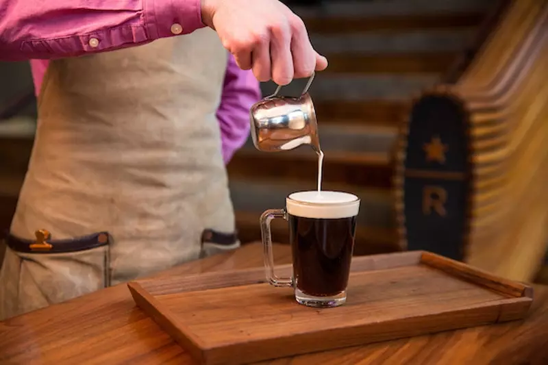 Starbucks Barrel-Aged Cold Brew & Con Crema Ehtiyat Roastery menyusuna viski rəngində qəhvə stəkanları gətirir. 190173_1