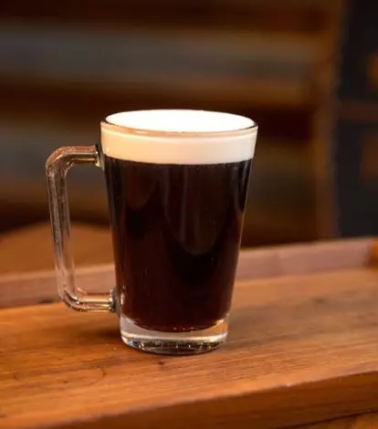 Starbucks Barrel-Aged Cold Brew & Con Crema Ehtiyat Roastery menyusuna viski rəngində qəhvə stəkanları gətirir. 190173_3