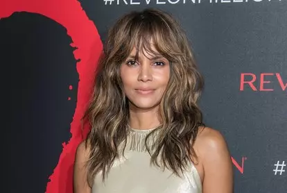 Halle Berry သည် 70s စတိုင် ရှပ်အင်္ကျီကို ၀တ်ဆင်ထားသည်။