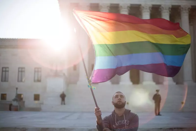 Polis sa a ki enspire pa drapo lakansyèl la nan onè Gilbert Baker pèmèt ou tape chak lèt ak fyète 196145_1