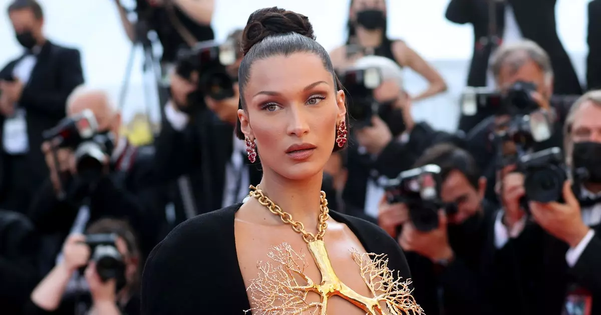 Bella Hadid ទទួលបានការពិតអំពី "ការដុតបំផ្លាញ & ការបែកបាក់" នៅក្នុងការបង្ហោះ Instagram ដ៏ស្មោះត្រង់