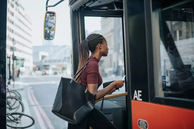 Frau steigt in den Bus ein