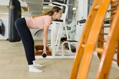 Conas ardaitheoir marbh Rómáinis a dhéanamh ag baint úsáide as dumbbells.