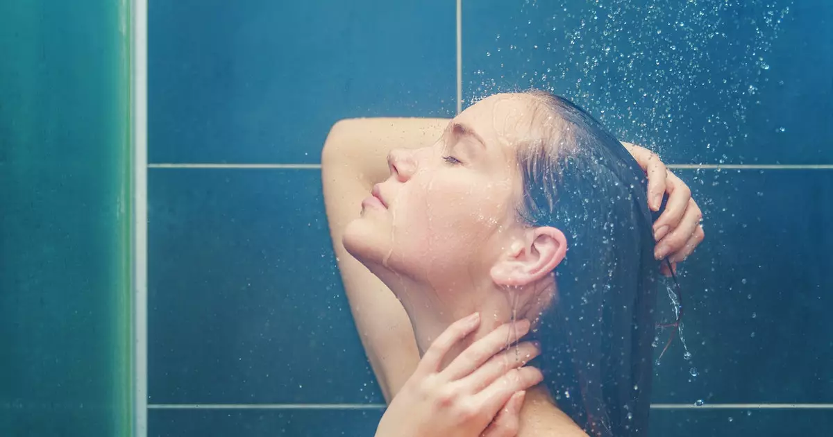 7 erreurs de beauté que vous commettez sous la douche - il s'avère qu'une douche chaude n'est peut-être pas aussi géniale que vous le pensiez