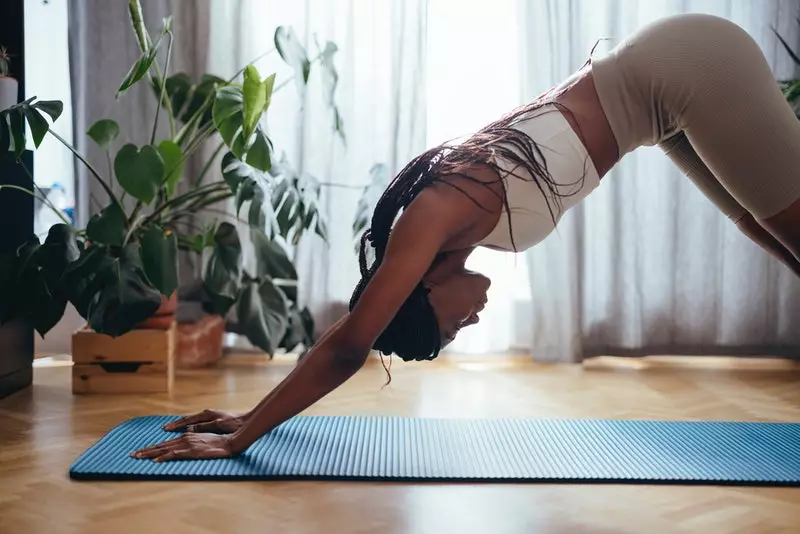 Quina diferència hi ha entre el ioga i el Pilates? Els entrenadors comparen els entrenaments de ioga amb Pilates.