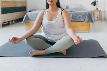 Le yoga est une pratique méditative tandis que le Pilates se concentre davantage sur la forme physique.