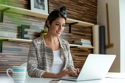 Jonge vrouw aan het werk op haar kantoor