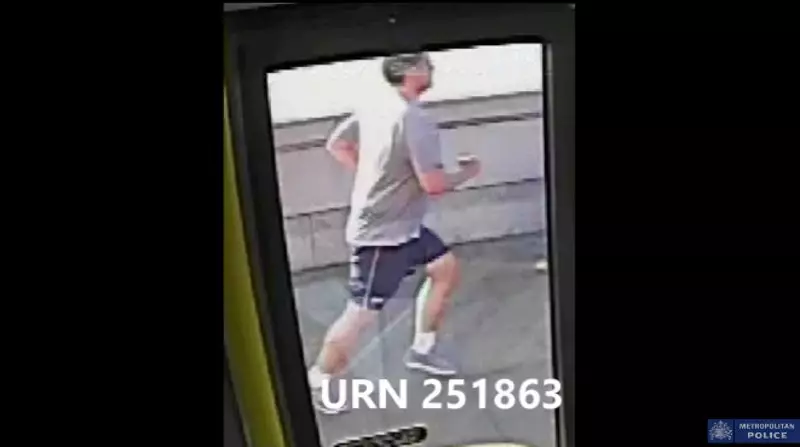 London Jogger ýtti konu inn í rútu sem kom á móti og lögreglan biður um hjálp - MYNDBAND 201617_1