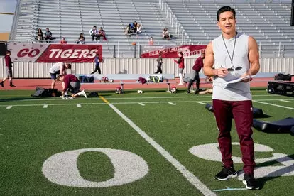 Mario Lopez dans le rôle d'AC Slater dans le redémarrage de "Saved by the Bell" via le site de presse de NBC