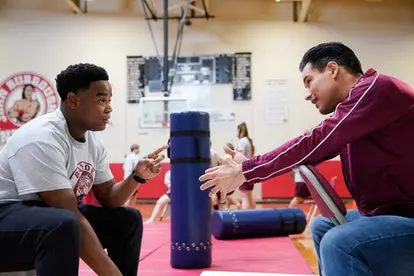 Dexter Darden kama Devante & Mario Lopez kama A.C. Slater katika kipengele cha 'Imehifadhiwa na Kengele' kuwashwa tena kupitia programu ya NBC...