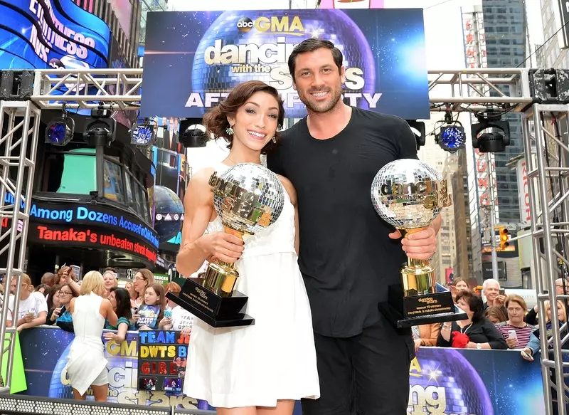 Maksim Chmerkovskiy & Meryl Davis ji bo 'Sall We Dance on Ice' ji nû ve li hev dicivin û ew ê bi kîmya xwe bihelînin. 20574_1