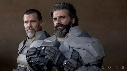 (L-R) Josh Brolin ac Oscar Isaac yn ‘Dune’ gan Denis Villeuneve (2021). Llun trwy garedigrwydd Warner Bros...