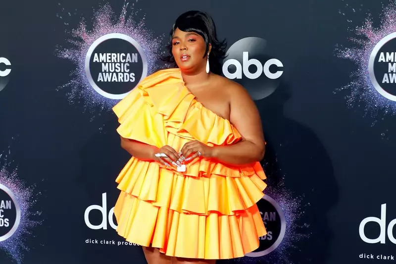 Lizzo revelou o que há em sua pequena bolsa