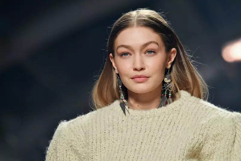 PARIS, FRANCE - FEBRUARY 27: (KUGWIRITSA NTCHITO ZOTHANDIZA ZOKHA) Gigi Hadid akuyenda mumsewu pa Isabel Mara ...